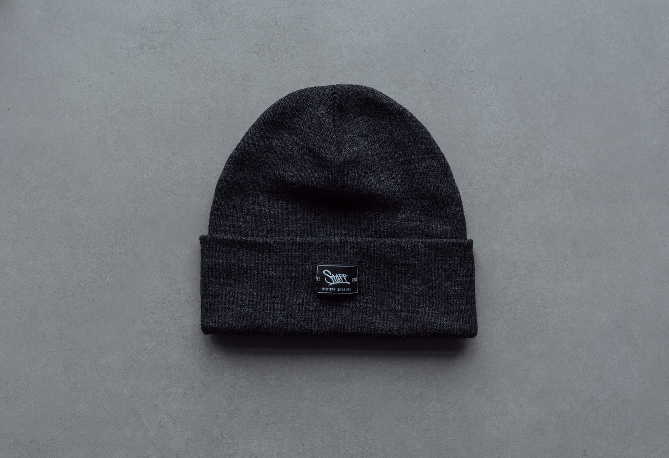 Шапка чоловіча Staff graphite basic logo графітового кольору з логотипом молодіжна базова з ...