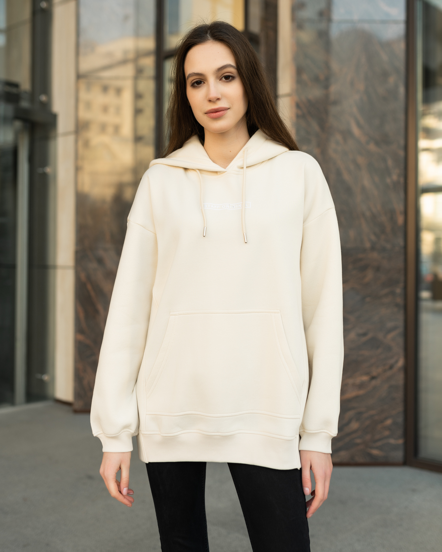 Толстовка жіноча Staff basic milk oversize fleece молочного кольору на флісі з логотипом стильна ...