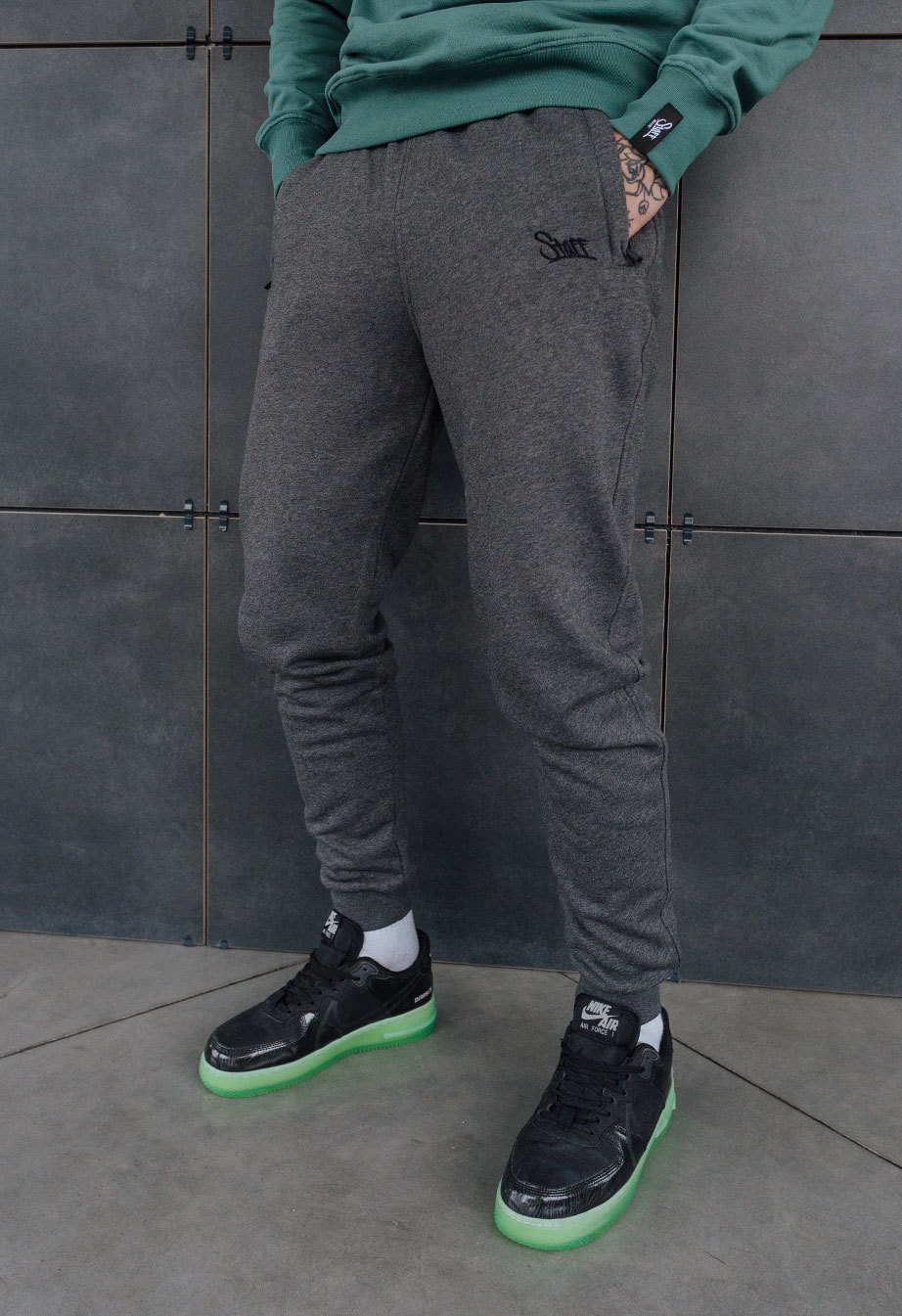 Чоловічі спортивні штани Staff graphite logo графітового кольору модні з логотипом для хлопця ...