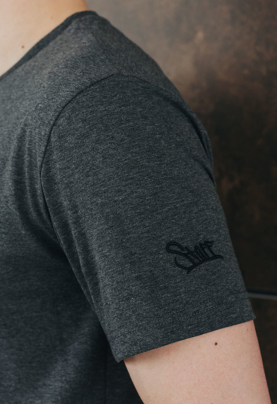 Футболка чоловіча Staff graphite logo графітового кольору з логотипом модна однотонна купити