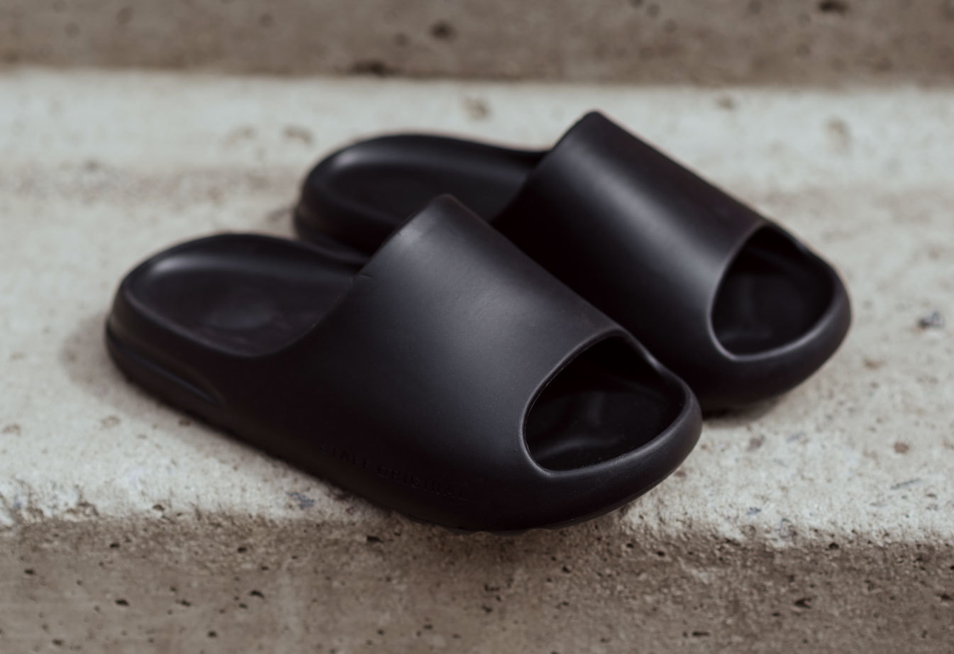 Тапки Staff all black чорні молодіжні з логотипом ціна