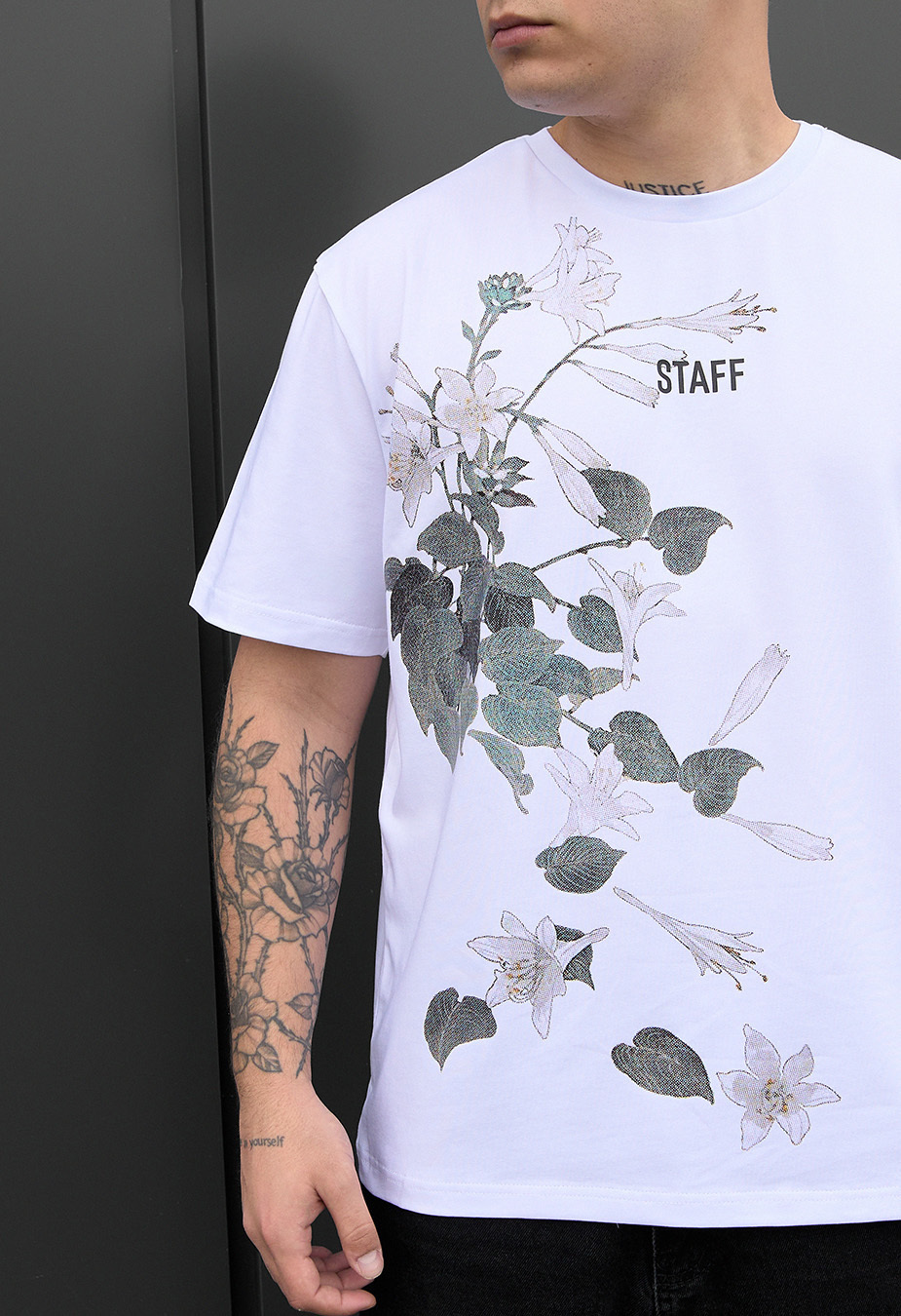 Чоловіча футболка Staff logo & flowers біла з принтом з логотипом ...