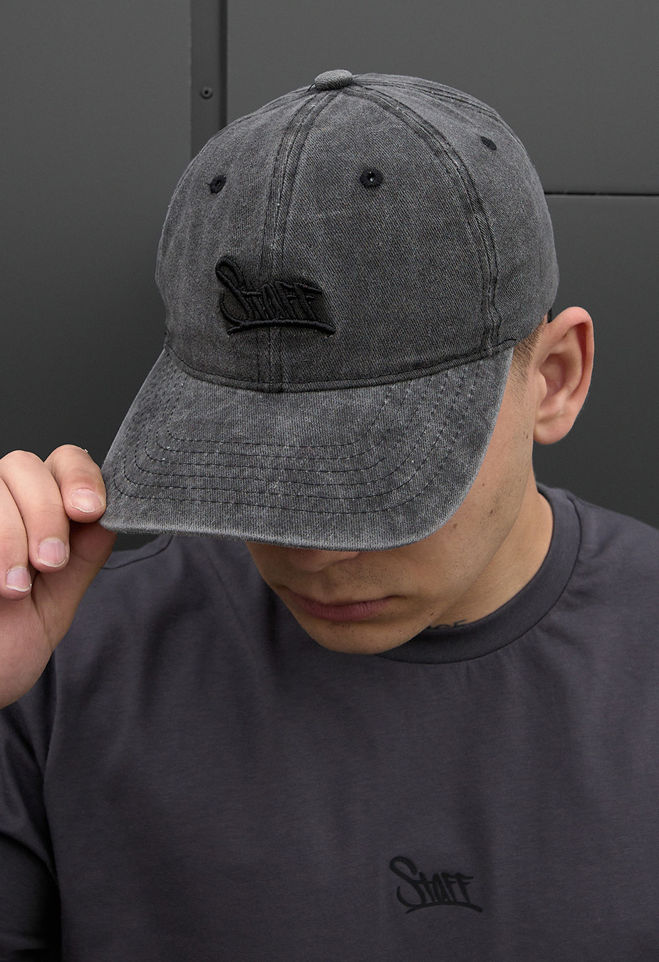 Кепка чоловіча Staff dark gray logo темно-сіра бавовняна з логотипом на літо модна купити