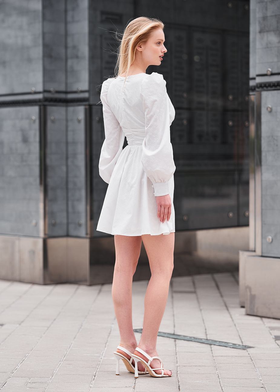 Сукня жіноча Staff Miu White біла з довгими рукавами брендова з вирізом коротка літня ціна