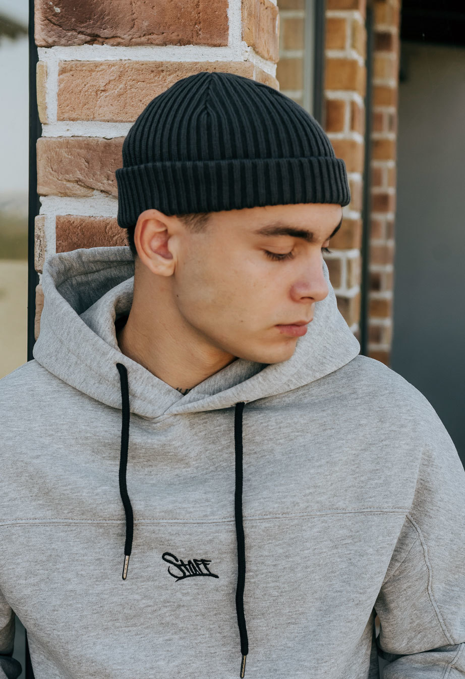 Шапка біні чоловіча Staff Graphite графітового кольору модна однотонна тепла з відворотом купити