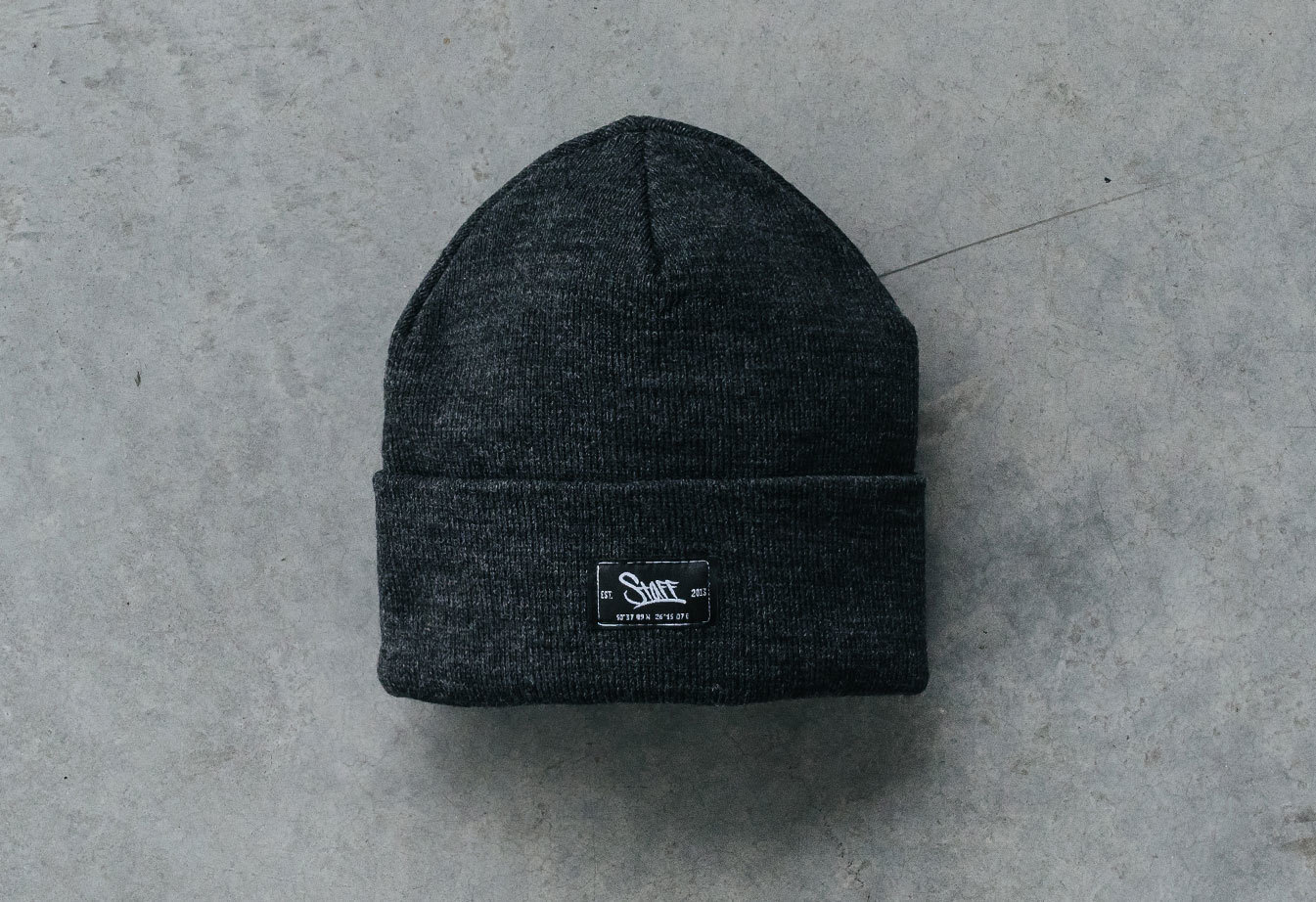 Шапка чоловіча Staff graphite basic logo графітового кольору з логотипом молодіжна базова з ...