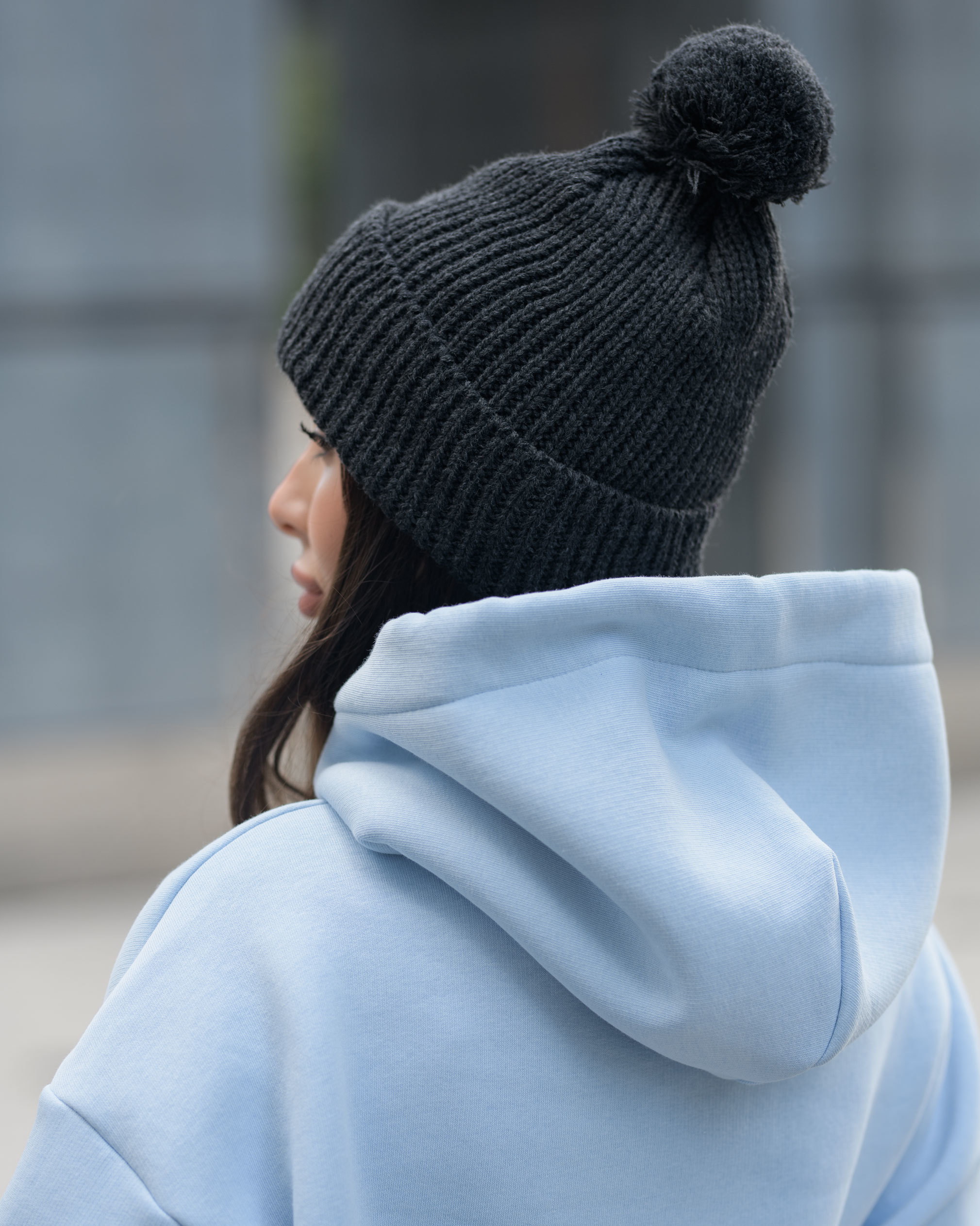 Зимова шапка жіноча Staff pompon graphite графітового кольору однотонна ...