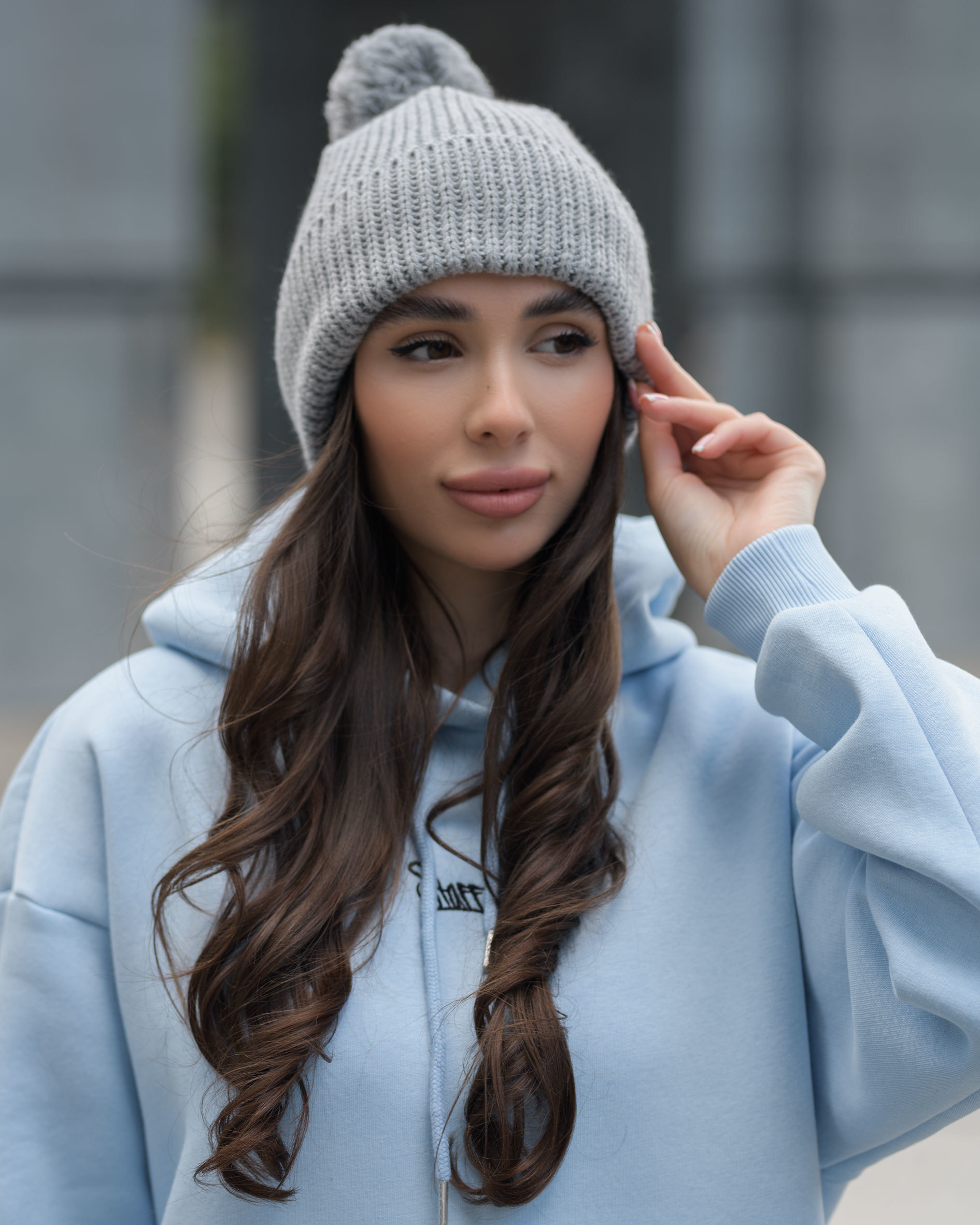 Шапка зимова жіноча Staff pompon light gray світло-сіра з відворотом з помпоном для дівчини ...