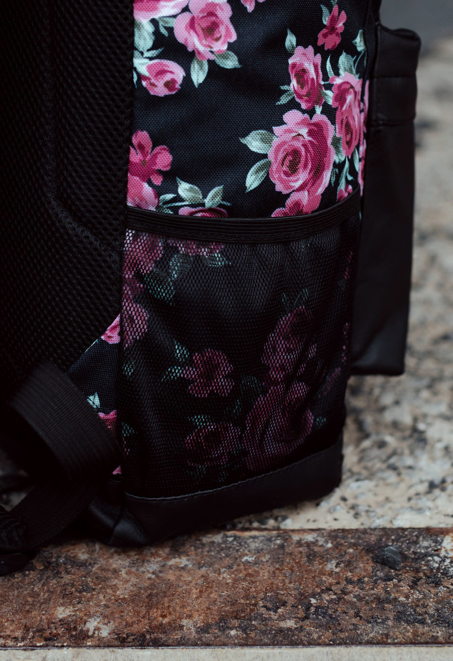 Рюкзак спортивний Staff rolltop 22L roses чорний для хлопця з логотипом ...