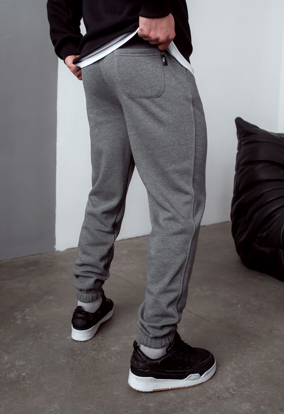 Чоловічі спортивні штани Staff op graphite logo fleece графітового кольору на флісі недорогі ...