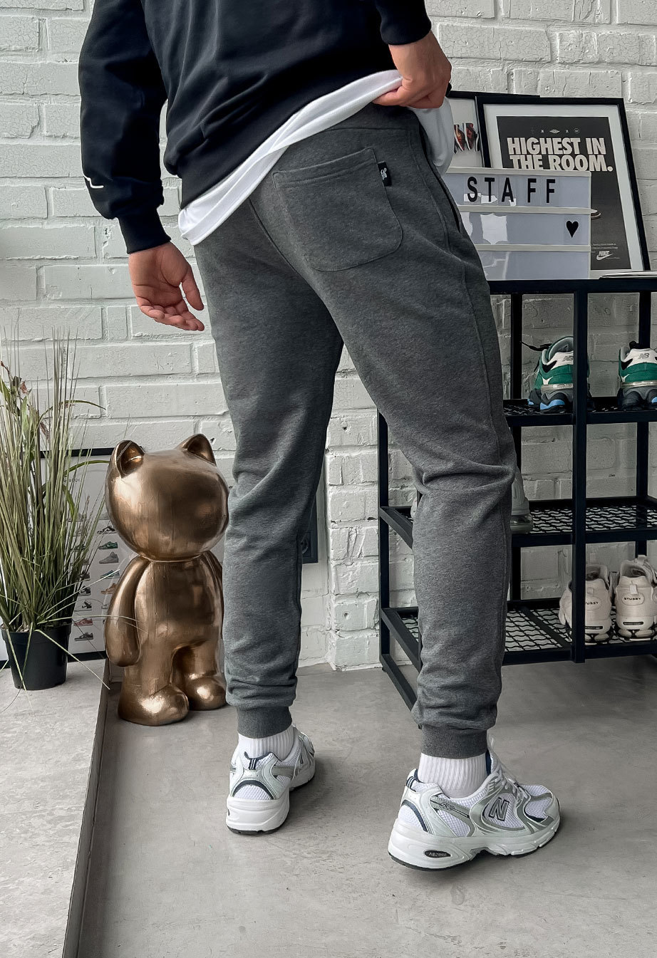 Спортивні чоловічі штани Staff graphite logo графітового кольору для хлопця бавовняні з ...