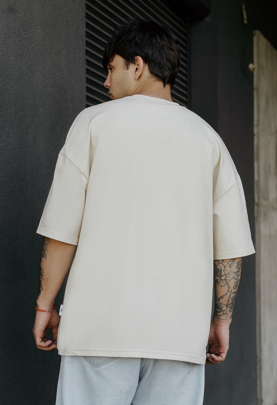 Чоловіча футболка Staff milk logo oversize молочного кольору оверсайз недорога з логотипом ціна