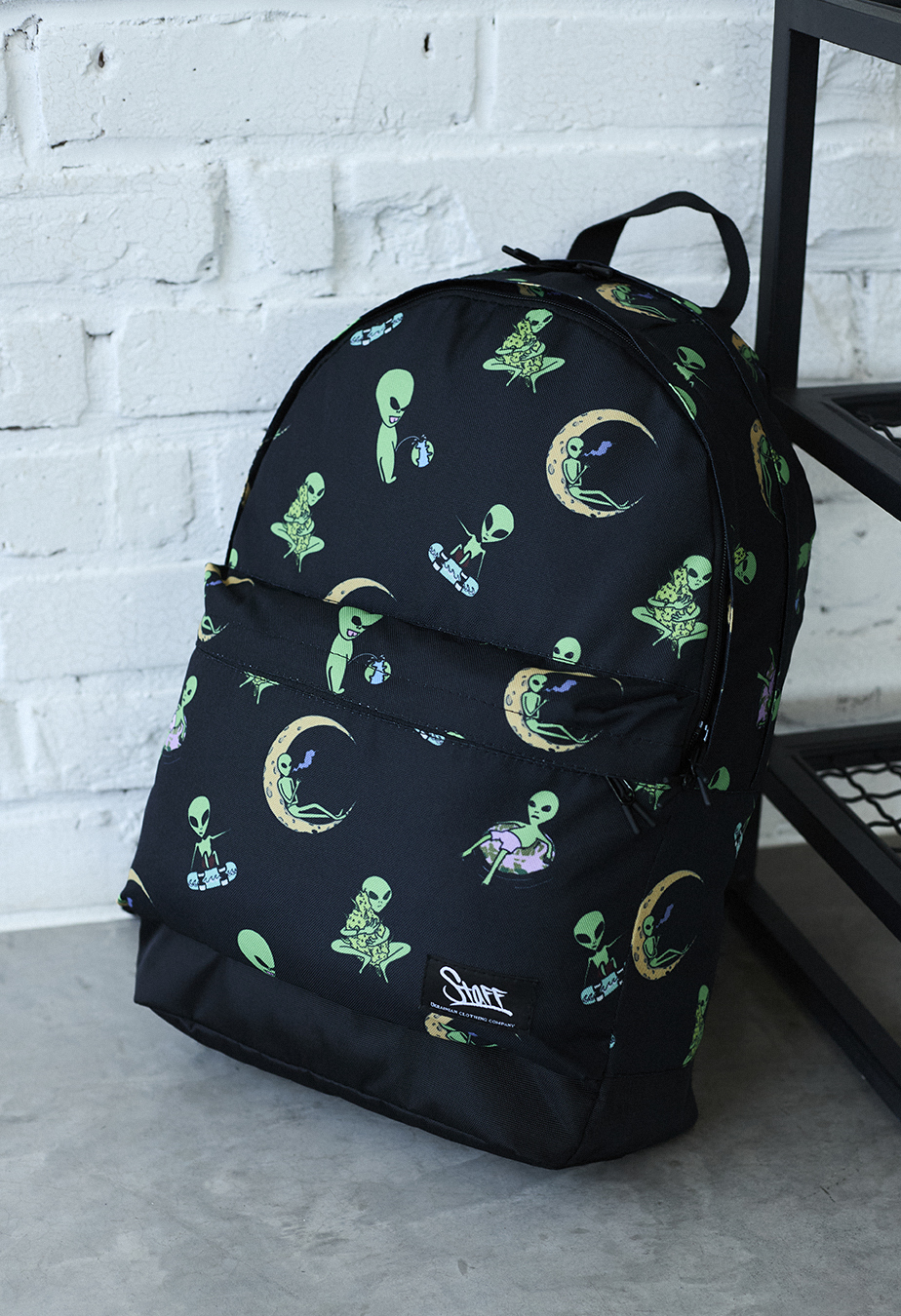 Рюкзак для ноутбука Staff 18L alien чорний з логотипом для хлопця з ...