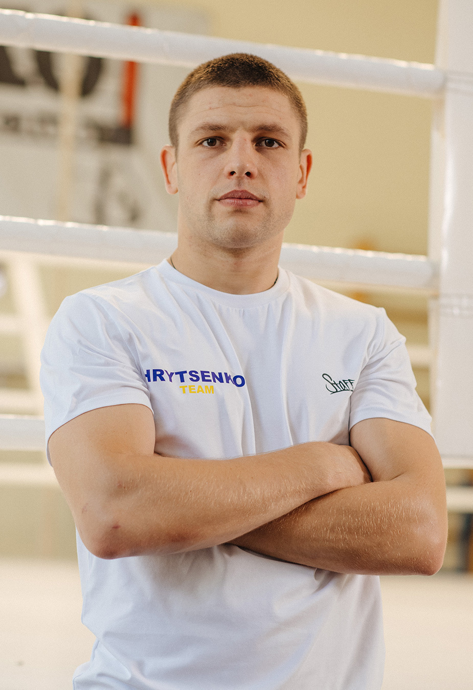 Футболка чоловіча Staff x Hrytsenko Team біла для хлопця з принтом з логотипом з надписом ціна