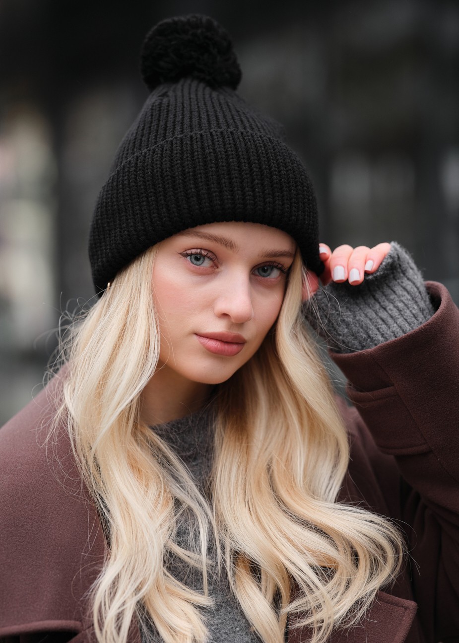 Зимова шапка жіноча Staff pompon black чорна з відворотом з помпоном ...