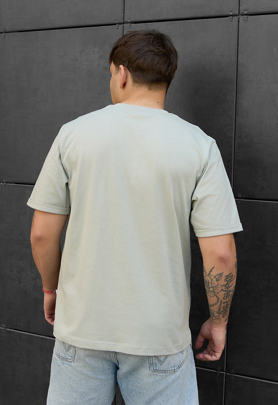 Чоловіча футболка Staff light olive logo світло-оливкового кольору модна з логотипом бавовняна ціна