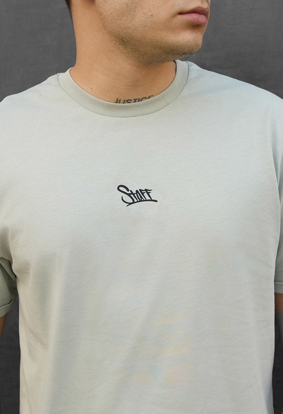 Чоловіча футболка Staff light olive logo світло-оливкового кольору модна з логотипом бавовняна ціна